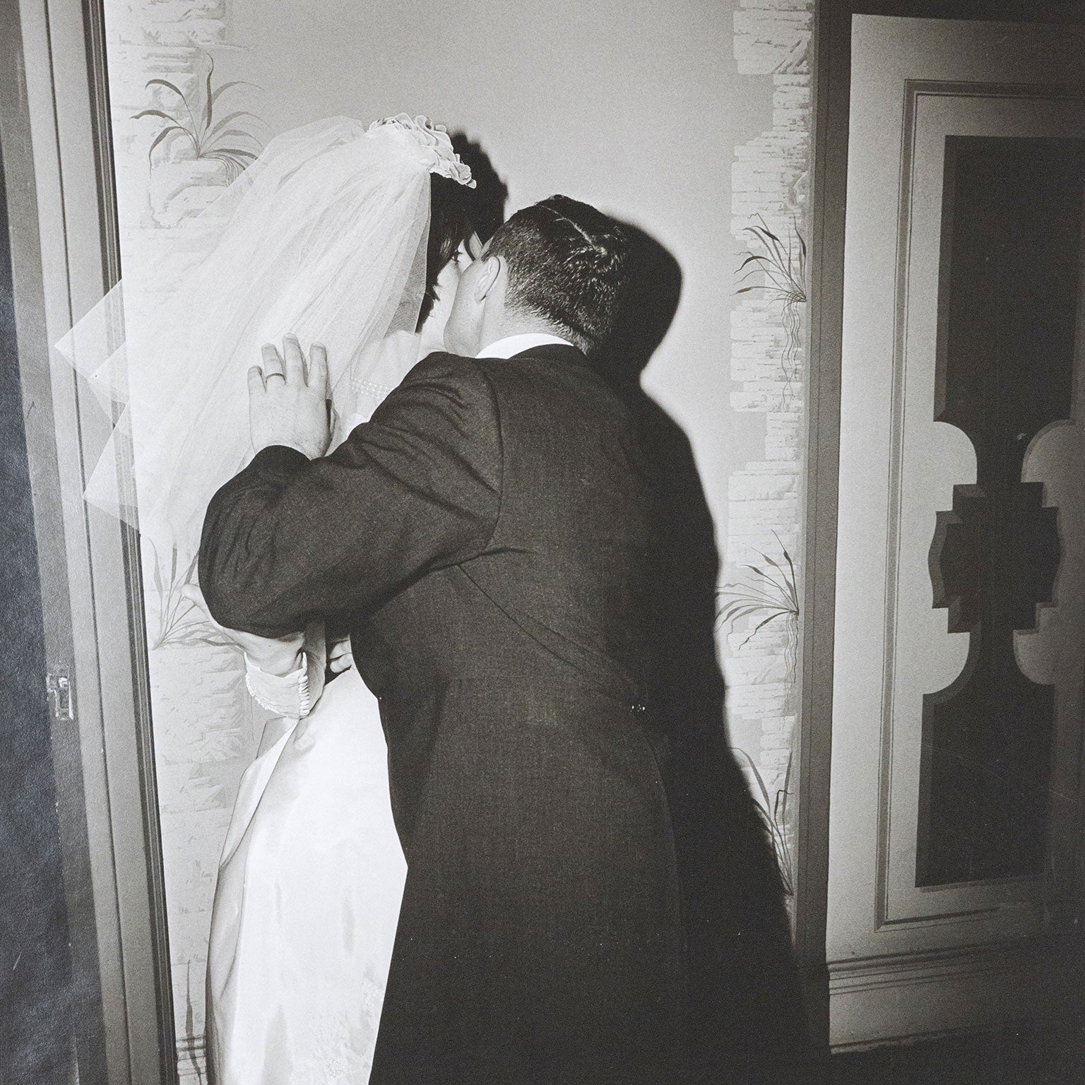 DIANE ARBUS "GROOM KISSING HIS BRIDE", 1966 – Caviar20
